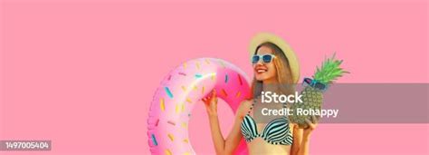 여름 방학 관광 스튜디오 분홍색 배경에 밀짚모자를 쓰고 수영하는 풍선 반지와 파인애플을 가진 행복한 웃는 젊은 여성 공기 주입에 대한 스톡 사진 및 기타 이미지 Istock