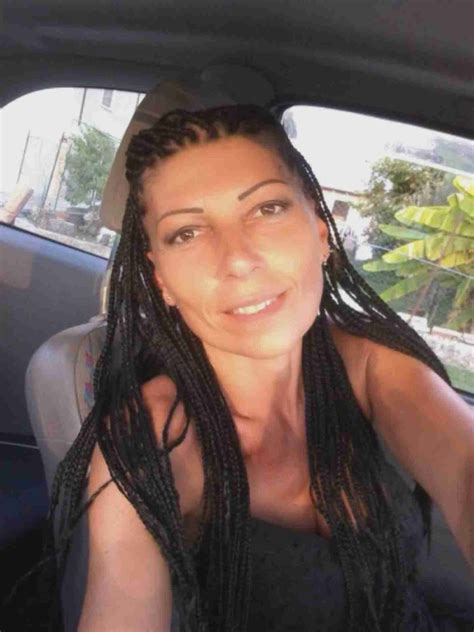 Lorena Vezzosi 51 Anni Mamma Uccisa A Coltellate E Poi Gettata Nel Fiume Dallex Marito Iqd