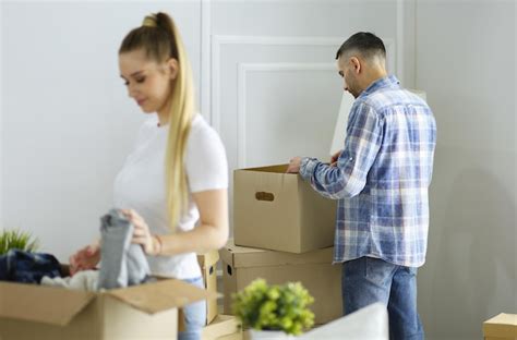 Um Casal Recém Casado Desempacotando Caixas E Se Mudando Para Uma Nova