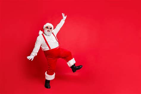 큰 재미 배 복부와 지방 과체중 산타 클로스의 전체 길이 사진은 빨간 배경을 통해 고립 된 바지 바지 부츠를 입고 춤을 안경이 산타 클로스에 대한 스톡 사진 및 기타 이미지