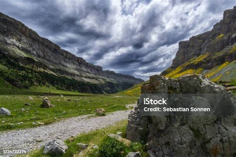 스페인 국립 공원 오르데사 이 몬테 페르디도 피레네 스페인에서 비 구름 아래 바위와 하이킹 트레일 0명에 대한 스톡 사진 및 기타 이미지 Istock