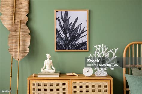 모의 포스터 프레임 등나무 Commode 및 창조적 인 홈 액세서리가있는 세련된 침실 인테리어 디자인 현자 녹색 벽 템플렛 공간을 복사합니다 가구에 대한 스톡 사진 및 기타
