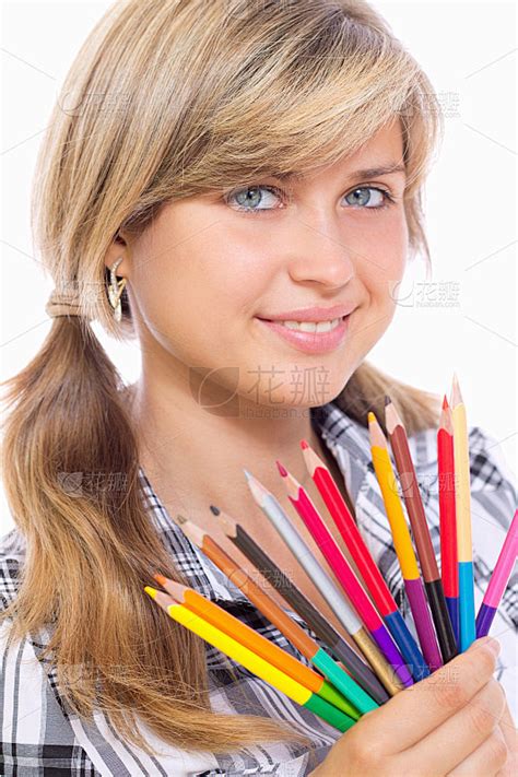 手里拿着彩色铅笔的漂亮女孩
