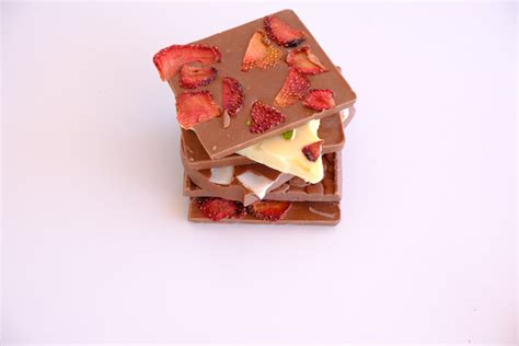 Flavorful 견과류 겹겹이 쌓인 초콜릿 계층화 된 고립된 고명 과일 과자 단 음식 달콤한 달콤한 치아 더미 디저트 레이어드 디저트 말린 딸기