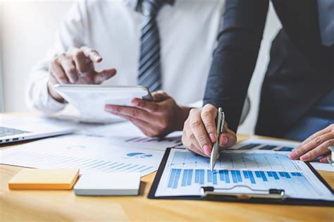 전문 비즈니스 파트너가 업무 공간 재무 및 투자 개념에서 작업 및 분석을 충족하는 아이디어 계획 및 프레젠테이션 프로젝트에 대해