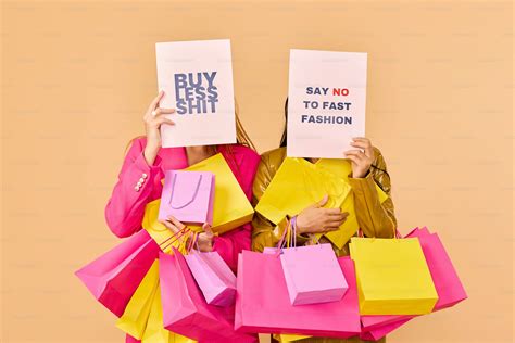 패스트 패션에 반대한다고 적힌 팻말을 들고 있는 두 명의 여성 사진 Unsplash의 의류 이미지
