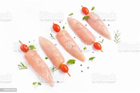 날고기와 야채를 꼬치 평면도 향신료 허브와 토마토 흰색 배경에 꼬치에 생 닭고기 익히지 않은 닭고기 꼬치에 케밥 닭 꼬치 가슴살 필레 고기 건강한 생활방식에 대한 스톡 사진