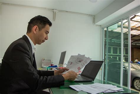 기업가 사업가 작은 사업 소유자 페인트 차고 자동차 수리 점 비즈니스 소유자 기술자는 청구서 송장 비용 알림에 대해 강조하고 있습니다 30 34세에 대한 스톡 사진 및 기타