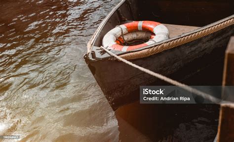 베니스 이탈리아의 운하 바다를 통해 구조 부표와 강에 보트 곤돌라 선박의 가까운 상단 보기 도시에서 여행과 체코 프라하에서