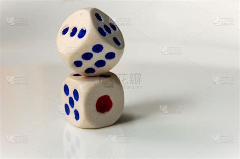 游戏中使用的骰子的近距离观察。掷骰子。