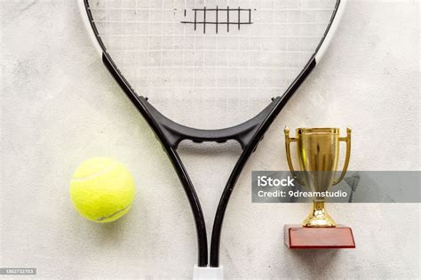 테니스 챔피언 상 테니스 라켓과 공을 가진 작은 황금 트로피 컵 0명에 대한 스톡 사진 및 기타 이미지 0명 1위 개념 Istock
