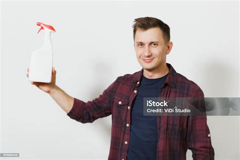 잘생긴 백인 웃 어 젊은 남자 셔츠에 흰색 병 스프레이 청소기의 스튜디오 초상화 흰색 배경에 고립 광고에 대 한 공간을 복사 합니다 와 텍스트에 대 한 장소 가사 개념 T