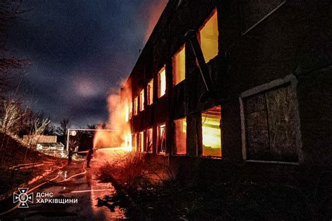 У Харкові спалахнула пожежа у виробничій будівлі вогонь охопив 3000 «квадратів фото Читайте