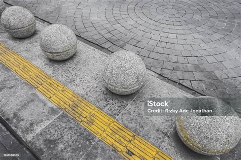 장애인을 위한 노란색 촉각 포장 보행자 및 길가 장식을 보호하기 위한 콘크리트 원형 볼라드 볼 장벽 장애에 대한 스톡 사진 및 기타 이미지 Istock