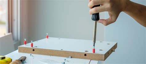 집에서 가구를 조립하거나 수리하는 스크루 드라이버를 사용하는 남자 Diy 개조 수리 및 개발 주택 또는 아파트 개념 Diy에 대한 스톡 사진 및 기타 이미지 Istock