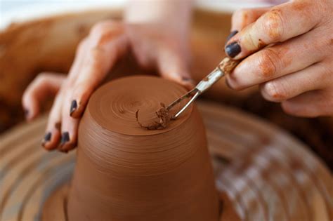 여성의 손은 점토 제품을 주조하기위한 그릇을 들고 있습니다 점토 접시를 만들기위한 모양의 방법 수공예품 도자기 만들기 클로즈업 0에 대한 스톡 사진 및 기타 이미지 Istock