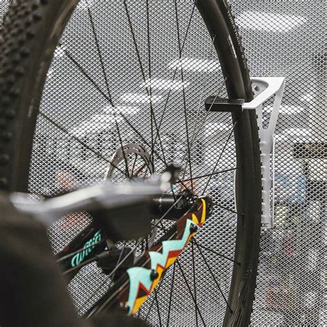 Велосипедна стойка за стена Force F Закачане за предно колело Бяла