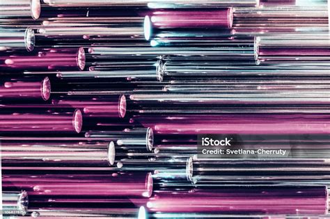 화려한 바이올렛 홀로그램 금속 튜브 질감으로 무지개 빛깔의 배경 화면입니다 금속 표면 유행 디자인입니다 추상적인 배경입니다 0명에 대한 스톡 사진 및 기타 이미지 Istock