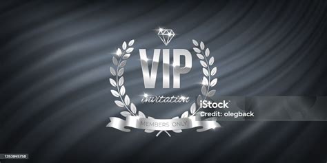 월계수 화환 위에 빛나는 빛나는 실버 다이아몬드와 회색 커튼 배경에 리본으로 Vip 초대 파티 프리미엄 독점적 인 퀼팅 디자인 포스터 고급 템플릿 회원전용입니다 벡터