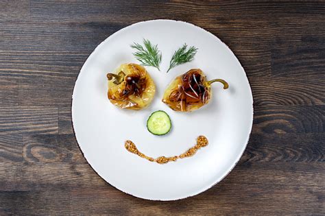 구운 노란 후추 오이 녹색 딜 프렌치 구식 디종 겨자 접시에 행복한 얼굴 상단 보기 개념에 대한 스톡 사진 및 기타 이미지 개념 개념과 주제 건강한 생활방식 Istock