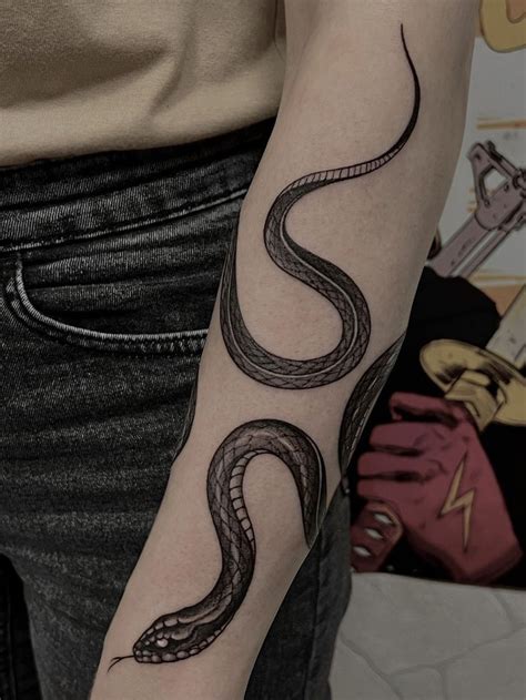 Вокруг руки татуировка браслет эскиз змея обвивающая предплечье рисунок змеи Настя Злюка 😈 в