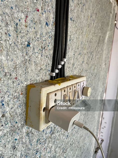 더럽고 위험한 흰색 전기 소켓과 플라스틱 코팅 전선 전기 위험 더러운 스위치 전경에 초점 0명에 대한 스톡 사진 및 기타 이미지 Istock