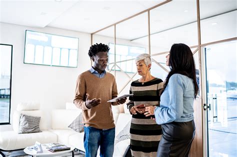 공항 Vip 라운지 또는 사무실 로비에서 이야기하는 비즈니스 동료 25 29세에 대한 스톡 사진 및 기타 이미지 25 29세 60 64세 공항 Istock