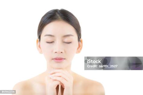 아름 다운 소녀 메이크업 여자와 스킨 케어 화장품 개념 매력적인 아시아 여자 Smilling 흰색 배경에 고립 된 얼굴에 아름다움에 대한 스톡 사진 및 기타 이미지 Istock