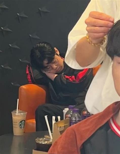 剛好在哀居看到這次幫相赫做造型的髮型師 然後發現這張⋯後面有崔小齊在補眠 好可愛 真的是寶寶 ⸝⸝⸝ᵒ̴̶̷̥́ ᵕ ᵒ̴̶̷̣̥̀⸝⸝⸝