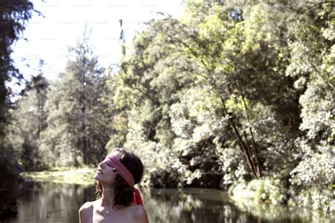 물 속에 서서 하늘을 올려다보는 남자 사진 Unsplash의 눈가리개 이미지