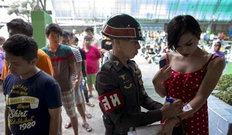タイの徴兵検査はニューハーフも参加義務ありつまり会場はこんな光景になる ライブドアニュース
