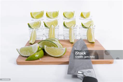 나무 도마에 레몬 슬라이스 와 맛있는 데킬라 의 여덟 샷 옆에 칼 0명에 대한 스톡 사진 및 기타 이미지 0명 가득 찬 감귤류 과일 Istock