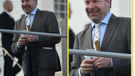 Ilkka Kanerva Ojenteli Rennosti Kalleuksiaan Em Avajaiskatsomossa Katso Kuva