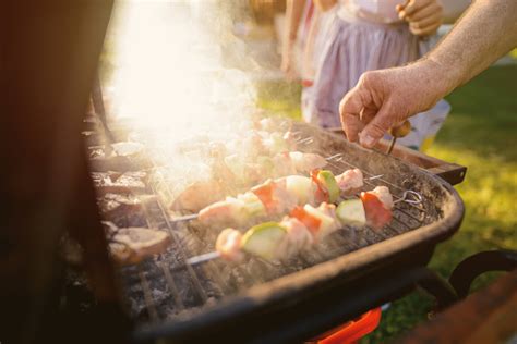 바베 큐 석쇠에 고기와 야채를 선회 하는 남성 손의 닫습니다 갈비 음식에 대한 스톡 사진 및 기타 이미지 갈비 음식 건강관리와 의술 건강한 생활방식 Istock