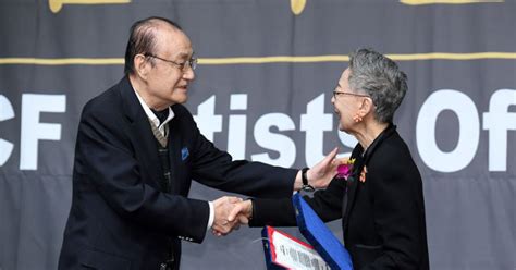 윤일봉 김지미 다정한 손길 [사진]