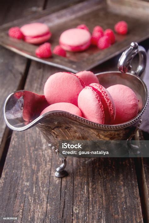전통적인 프랑스 과자입니다 금속 쟁반에 빈티지 화병에 라스베리와 마 카 롱 어두운 나무 배경입니다 다양에 대한 스톡 사진 및 기타 이미지 Istock