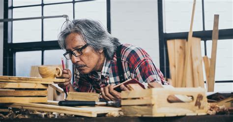 목공 작업장의 배경 이미지 다양한 도구와 목재 절단 스탠드가 있는 목수 작업 테이블 빈티지 필터 이미지 사진 Unsplash의 목수 이미지