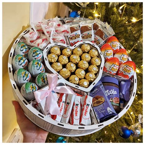 Подарок любимой на день рождение Бокс со сладостями и розами из мыла Подарок на день рождение