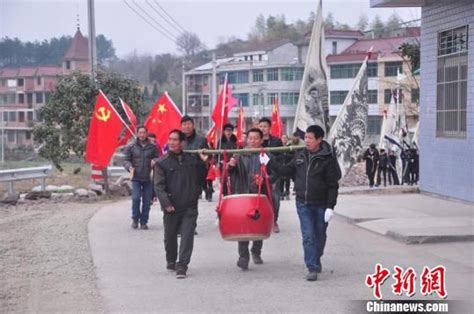 浙江兰溪村民舞起龙虎旗庆新年 现场蔚为壮观 大河网