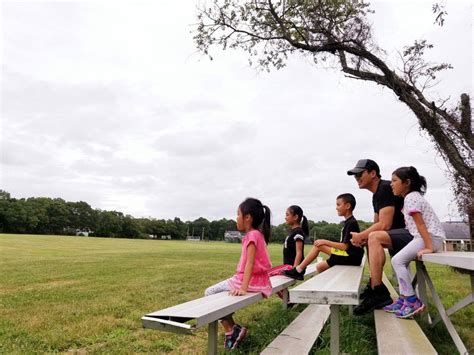 ကလေးတွေနဲ့အတူ ဟာသပုံစံလေးတွေလုပ်ကာဆော့ကစားနေကြတဲ့ နိုင်းနိုင်းရဲ့အခွီ