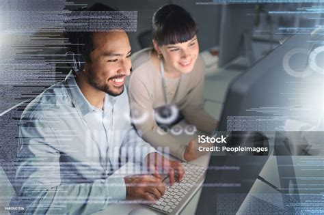 밤에는 남성 여성 및 컴퓨터가 오버레이 미소 및 기술 지원 데이터 분석 또는 웹을위한 코칭을 제공합니다 협업 타이핑 및 작업을 위한 3d 홀로그램을 사용한 팀워크 학습 및