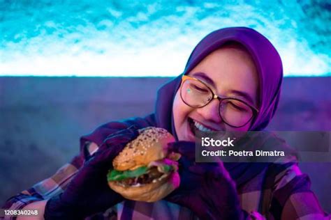 아시아 밀레니엄 소녀 흥분 에 먹는 햄버거 와 다채로운 빛 감자 요리에 대한 스톡 사진 및 기타 이미지 감자 요리 겨자 고기 Istock