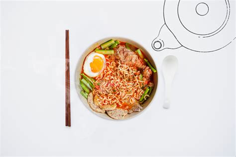 뜨겁고 매운 국수 그릇에 고립 된 흰색 배경 재료 한국 국수 그릇에서 종 된 숟가락과 젓가락 복사 공간 및 평면도 Washoku