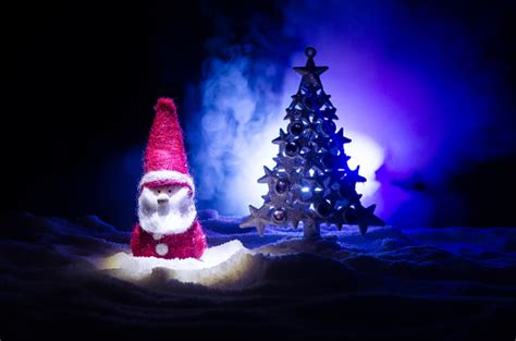 나무와 눈 크리스마스 시간에 행복 한 산타 클로스 인형 다채로운 Bokeh 배경입니다 산타 조항 및 메리 크리스마스 모델 그림 장난감에 어두운 톤된 안개 배경 12월에 대한