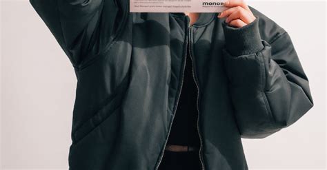 앙카라에서 잡지 표지와 함께 포즈를 취하는 스타일리시한 여성 · 무료 스톡 사진