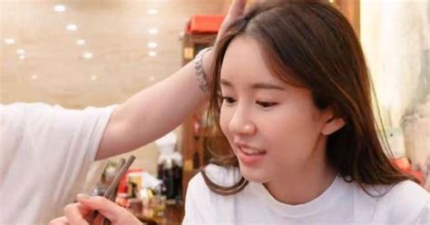 陈赫带张子萱吃大餐 比耶抢镜温柔摸头甜蜜恩爱 搜狐大视野 搜狐新闻