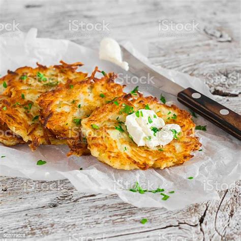 감자 팬케이크 또는 Latkes 소형 전원주의 목재 표면에 감자 팬케이크에 대한 스톡 사진 및 기타 이미지 감자 팬케이크 라트케 바삭바삭한 Istock