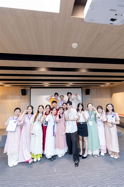 พิธีปิดและมอบวุฒิบัตรให้แก่นักศึกษาเวียดนามที่เข้าร่วมโครงการฝึกอบรมหลักสูตรภาษาไทยระยะสั้นแบบเข้ม