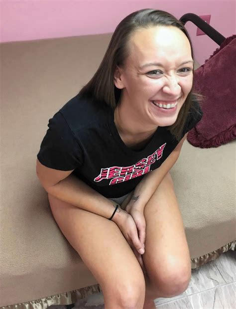 Brunette Hottie Nicci Taylor Slides A Delicious Dick Inside Her Mouth