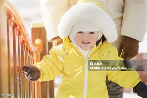 겨울 놀이터에서 따뜻한 노란색 옷을 입은 유아 아기의 초상화 유치원에서 눈 속에 서 있는 스노우슈트를 입은 행복한 소년 아이 나이 1 년 8 개월 18 23 개월에 대한